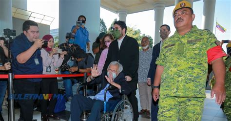 [video] Tun Daim Tiba Di Mahkamah Berkerusi Roda Buletin Tv3 Malaysia