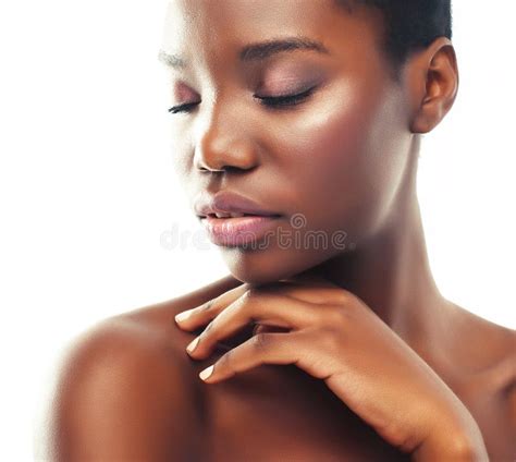 Joven Coqueta Mujer Afroamericana Desnuda Cuidando Su Piel Aislada En