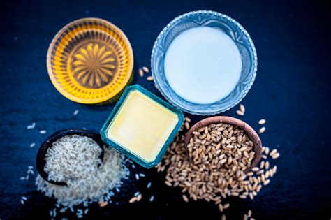 최고의 피부 미 백 방법 또는 얼굴 팩 또는 일부 원시 쌀과 꿀 유리 그릇에 꿀 우유 귀리 쌀 가루 나무 표면에 마스크 닫습니다 0명에 대한 스톡 사진 및 기타 이미지