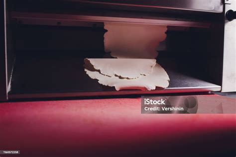 요리사 만들기 반죽 과자 시커 베이커 리 포밍 형성 반죽 압연 패스트리 금속 작업 테이블 닫는 손 프로세스 빵 Khinkali