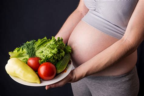 야채와 함께 접시를 들고 임신한 여자 배입니다 체중 조절 및 임신 중 건강 한 식 생활에 대 한 개념 건강한 생활방식에 대한 스톡 사진 및 기타 이미지 Istock