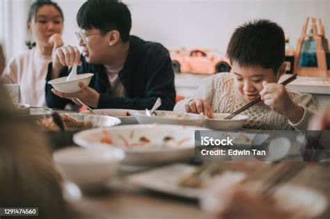 아시아 중국 형제 는 식탁에서 전통 요리를 갖는 가족 중국 새해 재회 저녁 식사를 즐기고 20 24세에 대한 스톡 사진 및 기타 이미지 20 24세 8 9 살 가정