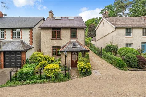 Passfield Common Passfield Liphook 3 Bed Detached House £599950