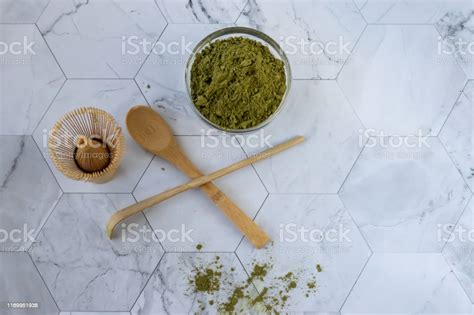 코코넛 밀크를 곁들인 말차 그린 라떼 티 이 라떼는 경기의 에너지와 건강상의 이점을 즐길 수 있는 맛있는 방법입니다 말차는 항산화물질이 가득한 녹차 잎 분말입니다 위에서