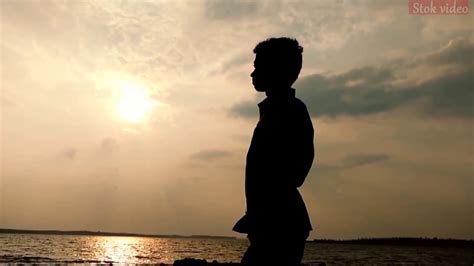 Foto Cowok Keren Di Pantai Sunset