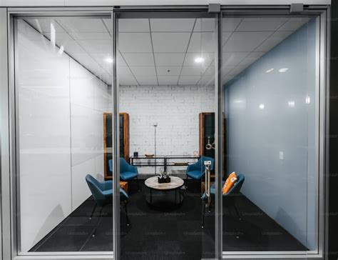 넓은 사무실 공간 사진 Unsplash의 회사 프로필 이미지