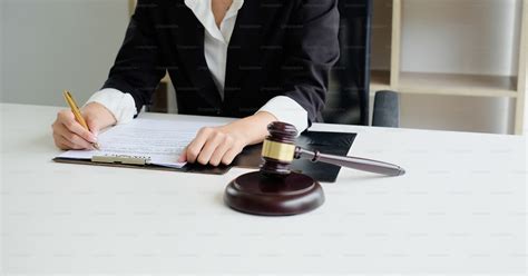 판사 망치 법무부 변호사 소송을 제기한 비즈니스 여성 또는 문서 작업을 하는 변호사 법률 법률 조언 및 정의 개념 사진
