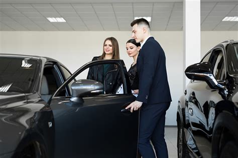 자동차 사업 자동차 판매 자동차 딜러와 여자의 친구의 몇 자동차 대리점에서 자동차를 선택 가족에 대한 스톡 사진 및 기타 이미지 Istock