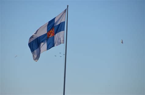 하늘에 날리는 파란색과 흰색 깃발 사진 Unsplash의 무료 헬싱키 이미지