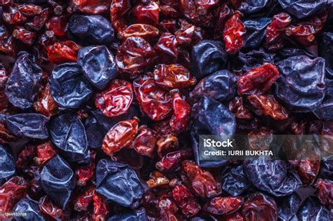 말린 바베리 베리 다른 향신료의 혼합물이 닫힙니다 다채로운 향신료와 조미료의 질감 다채로운 허브와 향신료 동양다양한 인도 향신료 가루로 빻은에 대한 스톡 사진 및 기타