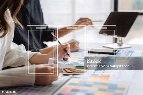 Ui 디자이너가 사무실에서 고객 브리프와 색상 코드를 사용한 모바일 앱 인터페이스 와이어프레임 디자인에 대해 브레인스토밍합니다 2명에 대한 스톡 사진 및 기타 이미지