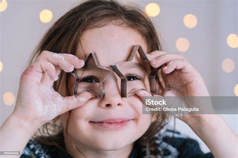 겨울 날에 집 부엌에서 크리스마스 진저 브레드 쿠키를 굽는 어린 아이들의 세부 사항 가족에 대한 스톡 사진 및 기타 이미지 가족 크리스마스 네덜란드 Istock