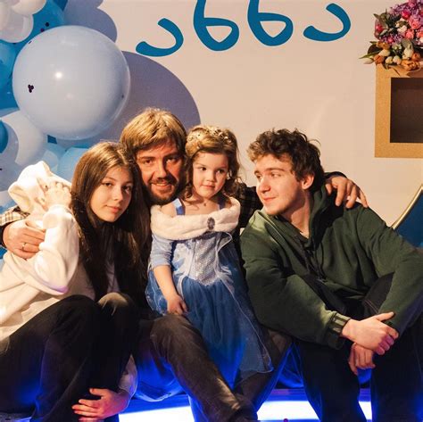 პატარა მოდელი ანნა სულაბერიძე დედასავით ლამაზია და ყველაფერი უხდება მშობლები