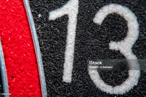 검은 배경에 숫자 13과 오래된 다트 보드의 일부와 높은 배율 추상화 배경에서 부드러운 초점에 흐리게 0명에 대한 스톡 사진 및 기타 이미지 Istock