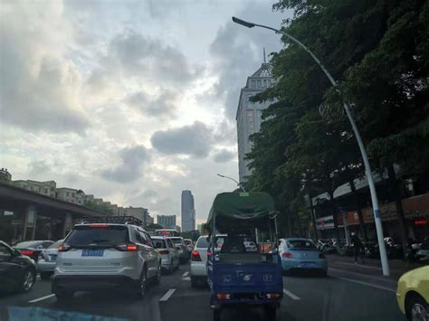 杨建林：改善长江路与中山路和博爱路两个路口拥堵车辆
