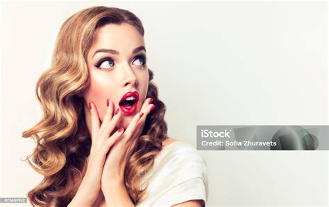 Выражение Шока И Волнения На Лице Молодой Женщины Блондинка В Шоке — стоковые фотографии и