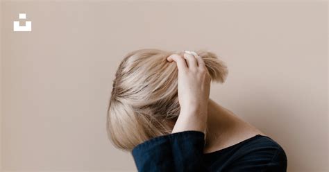 그녀의 머리카락으로 그녀의 얼굴을 덮고있는 파란 셔츠를 입은 여자 사진 Unsplash의 무료 노스캐롤라이나 이미지