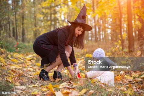 가을 숲에서 작은 유아 토끼와 검은 마녀 할로윈 축하 의상 파티 10월에 대한 스톡 사진 및 기타 이미지 10월 2 3 살 30 34세 Istock