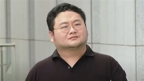 Japanese Youtuber With ‘worlds Longest Chin Becomes An Internet