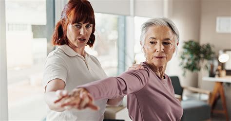 스트레칭 물리 치료사 및 성숙한 여성이 건강 이동성 및 물리 치료를 상담합니다 재활 의료 서비스를 위한 의료 종사자 전문 및 노인 환자가 있는 사람 2명에 대한 스톡 사진