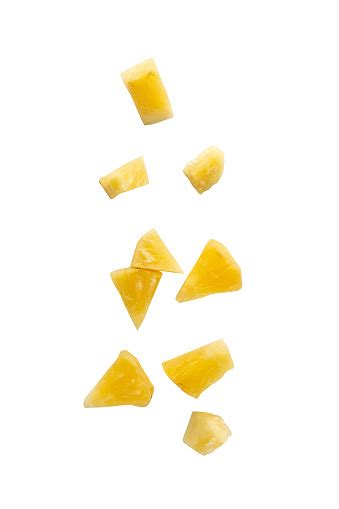 클리핑 경로가있는 흰색 배경에 고립 된 떨어지는 파인애플 조각 개체 그룹에 대한 스톡 사진 및 기타 이미지 개체 그룹 과일