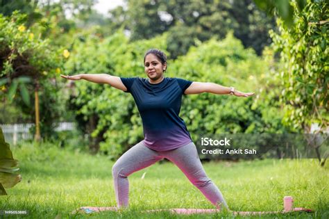 아시아 인도 여성 요가 아사나 전사 두 운동 또는 공원에서 비라 바드라사나 Ii를 수행 25 29세에 대한 스톡 사진 및 기타 이미지 Istock