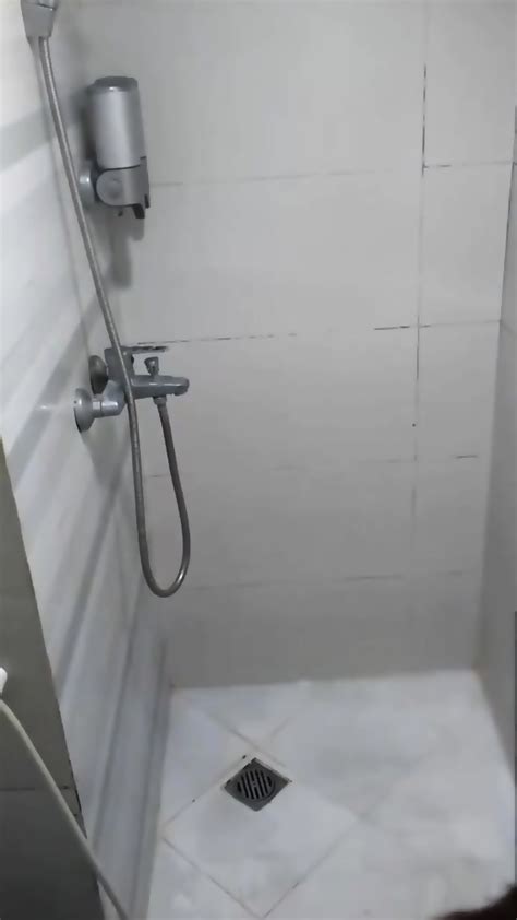 Ngintip Mandi Gadis Pirang Penyanyi Cafe Aja Aja