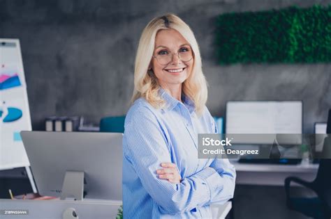 우아한 스타일의 현대적인 사무실 환경에서 일하는 자신감 넘치는 성숙한 사업가 45 49세에 대한 스톡 사진 및 기타 이미지 45 49세 경영자 금발 머리 Istock