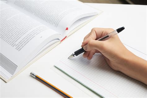 아이의 손은 종이의 흰색 시트에 쓰기 펜을 들고 펜과 노트북을 가진 여학생 손 고등학교 이하에 대한 스톡 사진 및 기타 이미지 고등학교 이하 공부 교육 Istock