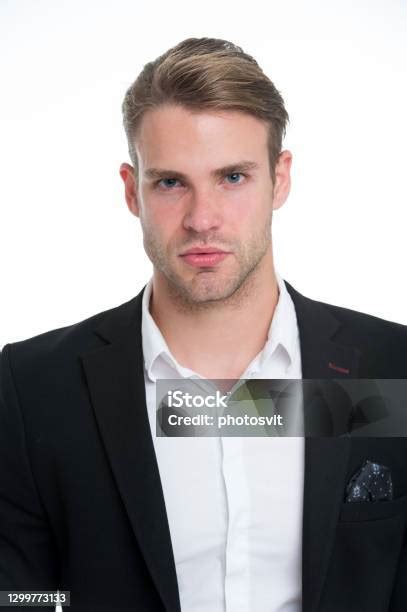 남자는 정장 의상 고립 된 흰색 배경에 잘 손질 남성 패션 컨셉 비즈니스 드레스 코드는 남성 정장을 의미합니다 비즈니스 드레스