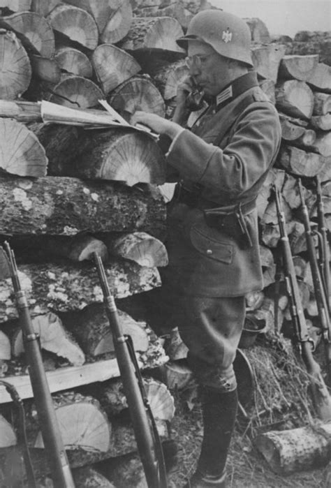 Командир полка вермахта у полевого телефона на советско германском