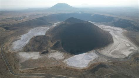 격리 경치 경치 좋은 전망 고요한 광야 높은 고도 도전적인 지형 드라마틱한 모험 미스터리한 미지의 바위 풍경