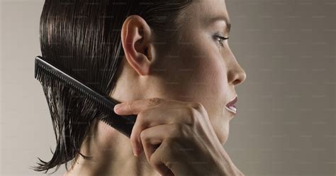 헤어 브러시로 머리를 빗는 여자 사진 Unsplash의 심각한 이미지