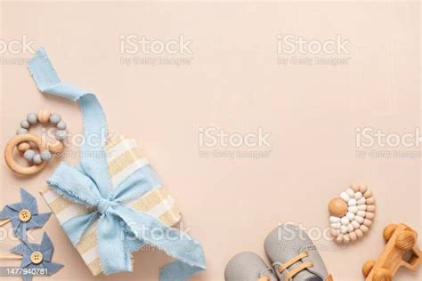 베이비 샤워 성별 공개 선물 상자와 아기 장난감이 있는 생일 파티 배경 평면도 플랫레이 복사 공간 베이비샤워에 대한 스톡 사진