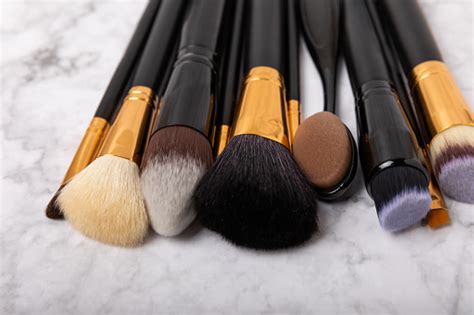 메이크업 화장품 흰색 대리석 배경에 메이크업 브러쉬 창의적인 패션 컨셉 화장품 메이크업 브러쉬 컬렉션 평면도 배너 플랫 레이 0명에 대한 스톡 사진 및 기타 이미지 Istock