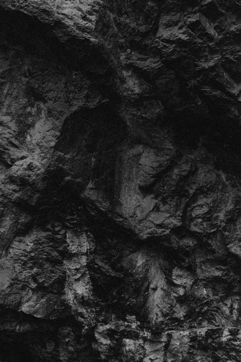 거친 거친 돌 거친 표면 관념적인 광물학 그레이스케일 그림자 놀이 극적인 조명 대조 돌 돌담 동굴 미네랄 바위 질감 배경 부식 블랙 앤 화이트