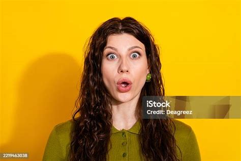 Удивленная Молодая Женщина С Кудрявыми Каштановыми Волосами На Яркожелтом Фоне В Модной Зеленой