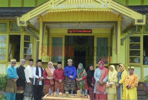 Tradisi Tumpahan Salok Di Istana Sambas Ajang Perkuat Silaturahmi Suarakalbar Co Id