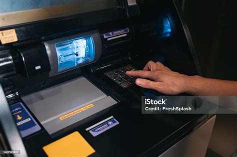 Atm에서 돈을 인출하는 인식 할 수없는 사업가의 클로즈업 뷰 비즈니스에 대한 스톡 사진 및 기타 이미지 비즈니스 검은색 고객 Istock