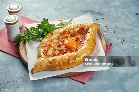 녹은 소금에 절인 치즈 노른자 버터를 곁들인 그루지야 요리의 아자리안 카차푸리 요리 Close 업 선택적 초점 Sulguni에