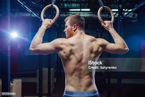 스타일에 맞는 크로스 반지에 운동을 하 고 근육 질의 남자 딥 소스에 대한 스톡 사진 및 기타 이미지 딥 소스 스포츠 훈련 운동 Istock