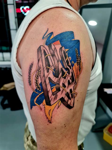 Тату на плечі герб України 16 фото та ескізів [2025]