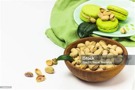 흰색 배경에 피스타치오 마카롱과 견과류 나무 그릇과 녹색 마카롱 케이크에 피스타치오 너트 0명에 대한 스톡 사진 및 기타 이미지 0명 가루 설탕 건강한 식생활