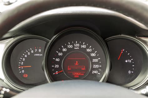 자동차의 대시 보드는 클래식 스타일의 차량의 상태를 모니터링 할 수 있는 속도계 타코미터 및 기타 도구와 밤에 빨간색 화살표 빛나는 0명에 대한 스톡 사진 및 기타 이미지