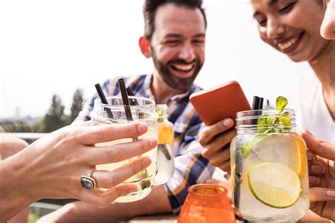 암스테르담 마시는 신선한 칵테일 칵테일에는 옥상 바에서 축 하 하는 친구 칵테일에 대한 스톡 사진 및 기타 이미지 칵테일