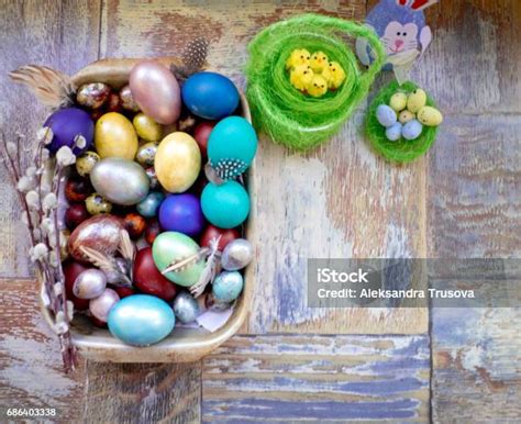 오래된 나무 초라한 테이블에 깃털 버드 나무와 토끼와 닭과 다른 색상의 부활절 달걀에 그려진 요리 0명에 대한 스톡 사진 및 기타 이미지 Istock