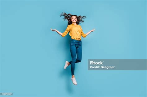 밝은 선명한 빛선명한 녹색 청록색 색상 배경에 고립 된 머리를 던지는 재미를 가지고 좋은 좋은 평온한 평온한 유쾌한 물결 모양의 소녀 점프의 전체 길이 몸 크기보기 점프에