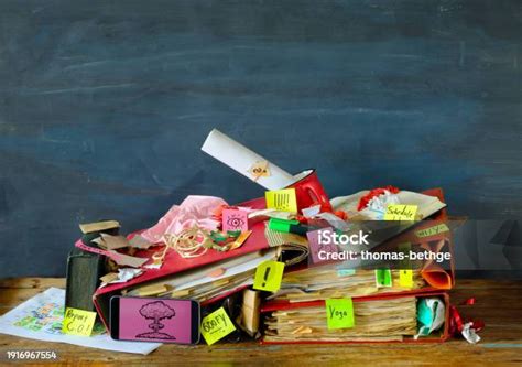 지저분한 직장 혼란스러운 사무실 과로 관료주의 지저분한 책상 스티커 메모 스마트폰 및 다양한 사무용품 혼란스러운 엉망진창이 있는 관료주의 개념 파일바인더에 대한 스톡 사진