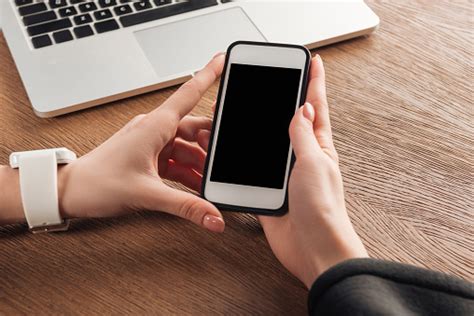 직장에서 빈 화면으로 스마트폰을 사용 하 여 여자의 자른 보기 노트북에 대한 스톡 사진 및 기타 이미지 노트북 목재 재료 무선 기술 Istock