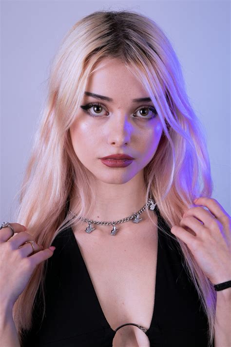 보라색 머리를 가진 검은 셔츠를 입은 여자 사진 Unsplash의 무료 서드 베리 이미지